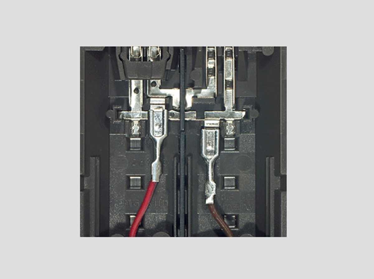 Märklin 74040 - Anschlussgarnitur, 2-polig