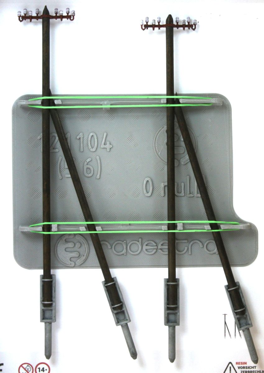 Radestra 121104 - 2 Telegrafenmasten mit einem Querträger mit Stütze